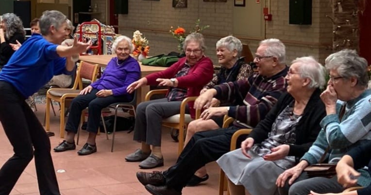 Dansen op de stoel voor mensen met dementie | Alzheimer Nederland